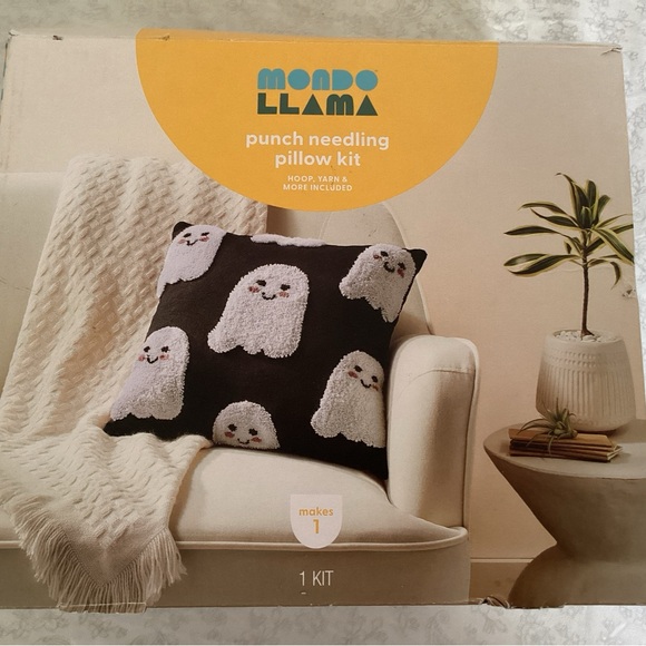 Mondo Llama | Bedding | Mondo Llama Punch Needling Pillow Kit Hoop Yarn ...
